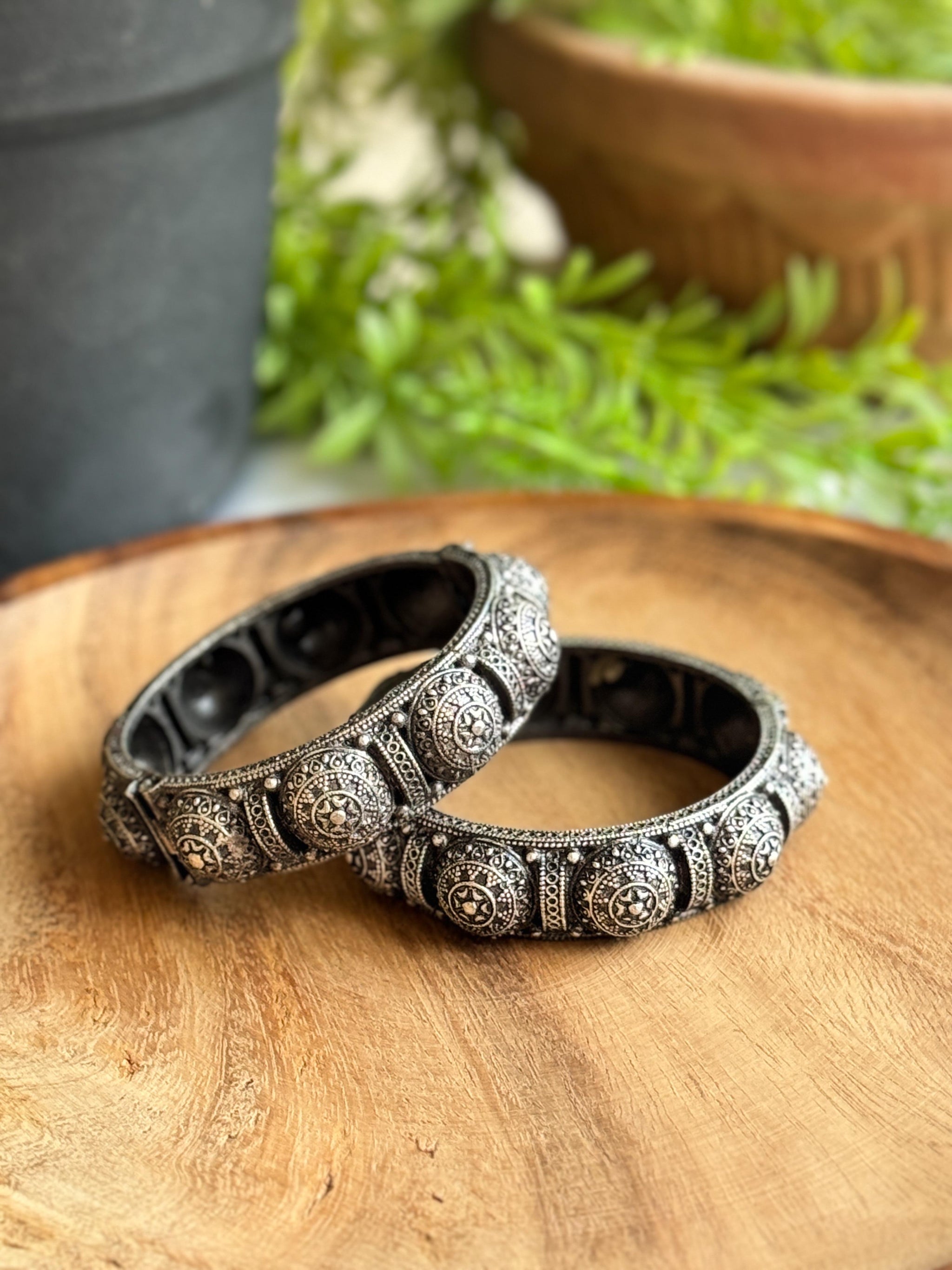 SILVER LOOKALIKE BROAD BANGLE