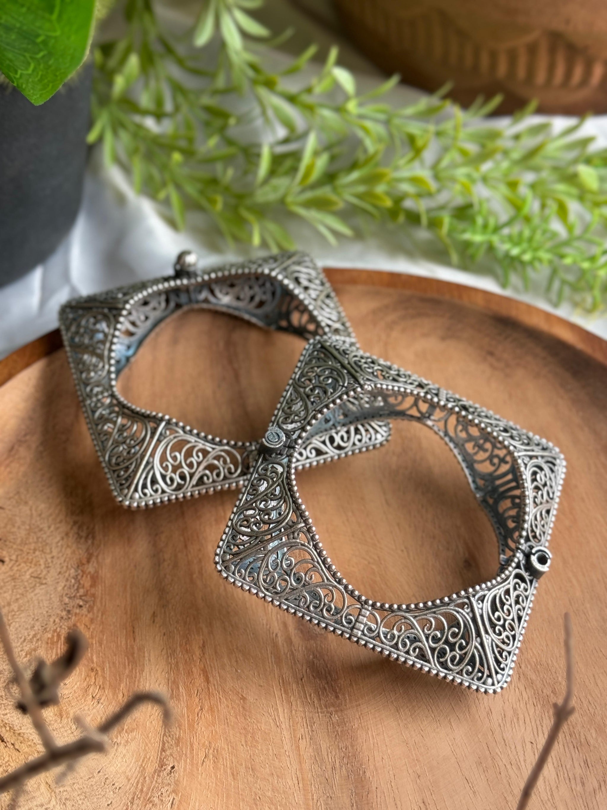 SILVER LOOKALIKE SQUARE SHAPE BANGLE